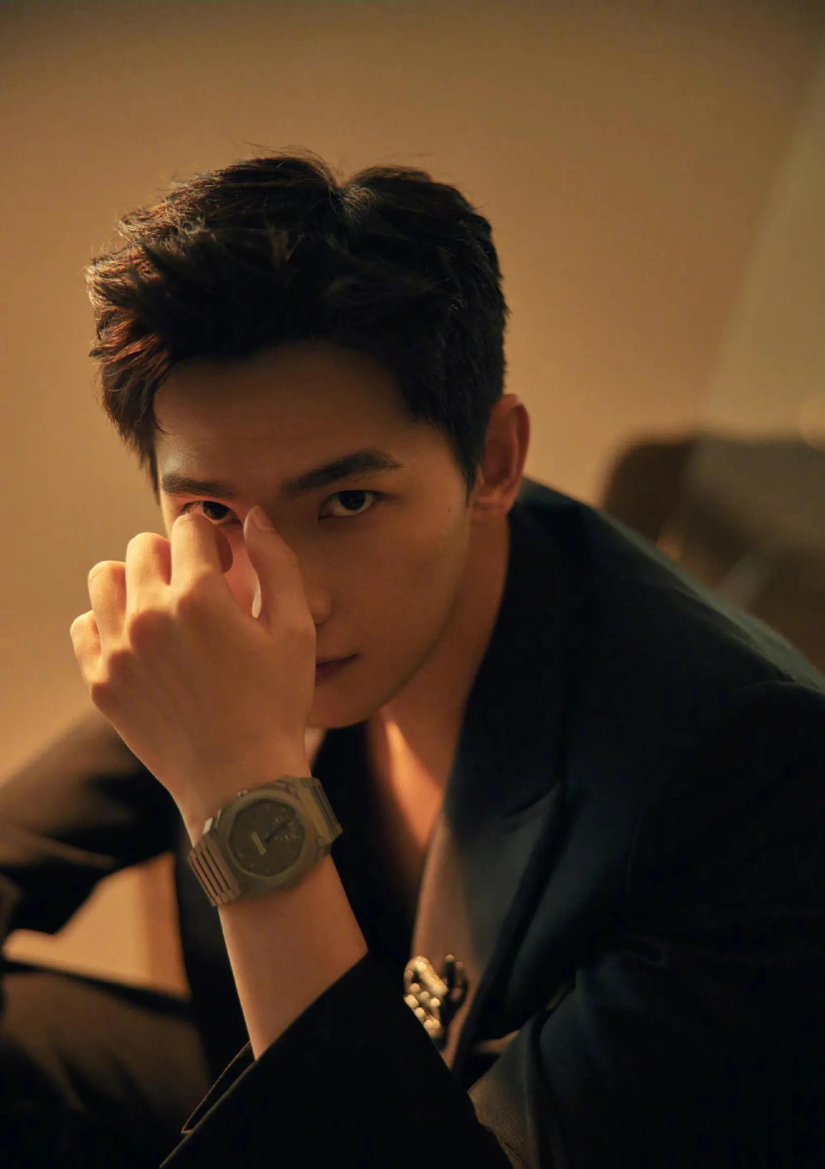 Yang Yang attended offline events, dressed in a black suit, yuppie and ...