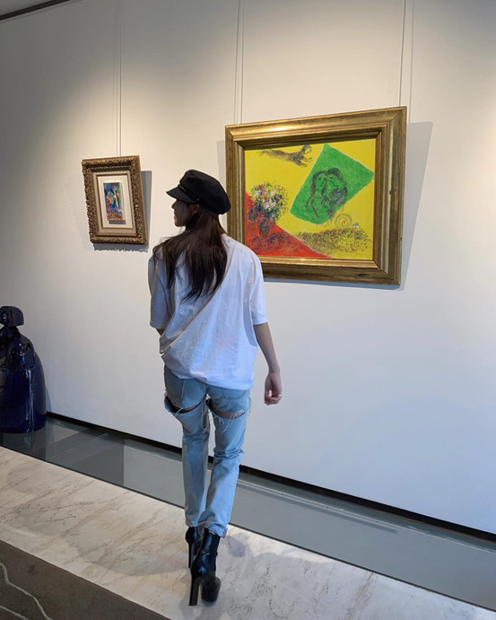 Park Hyomin's route is getting more and more wild! The ripped jeans are ...
