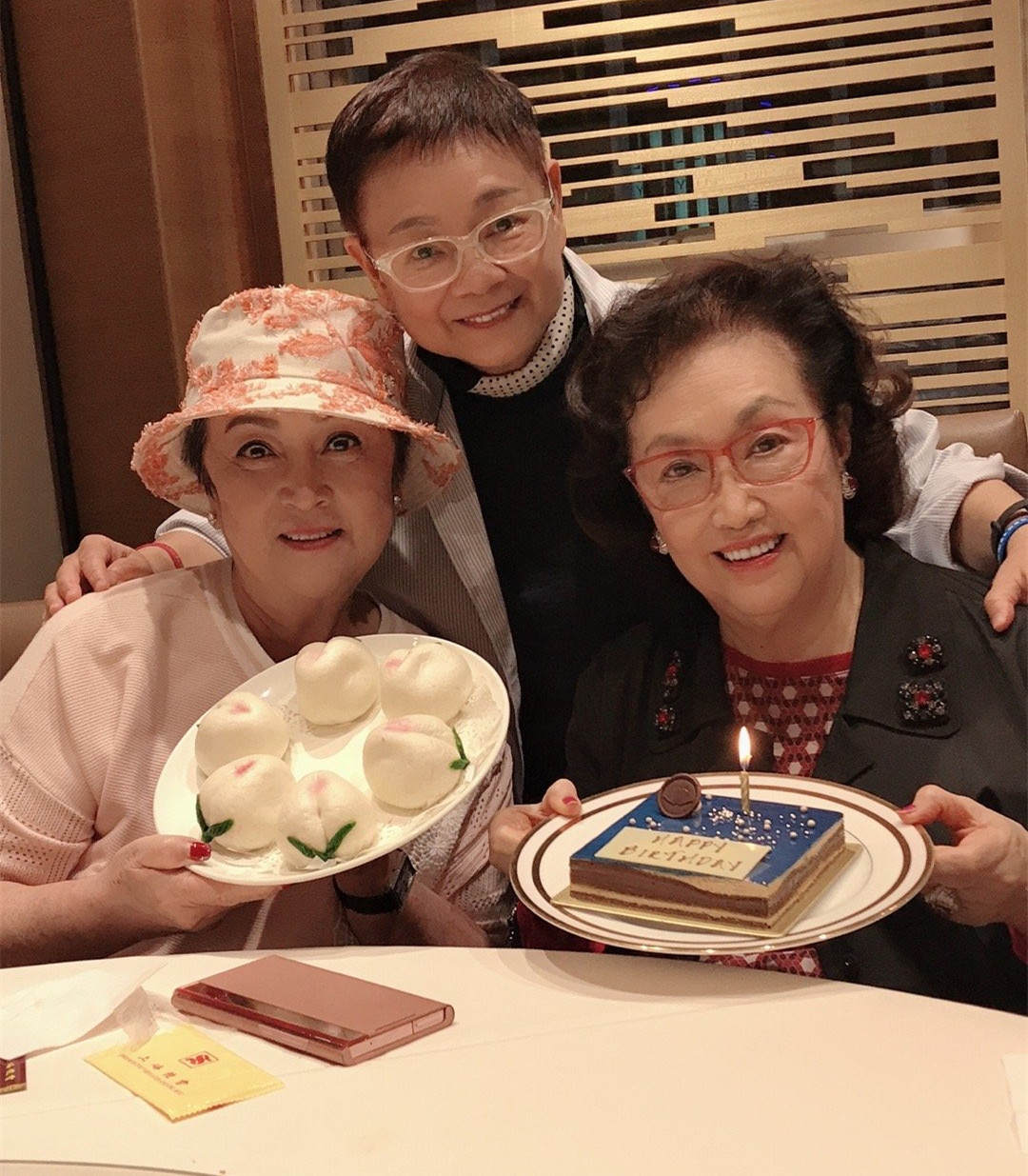 At the gathering of beauties in the film industry, Brigitte Lin was 22 ...