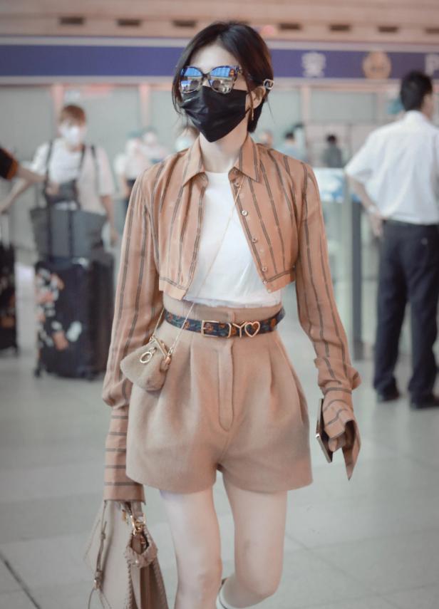 Bailu Airport appeared to be snapped, milk tea color suit showing ...