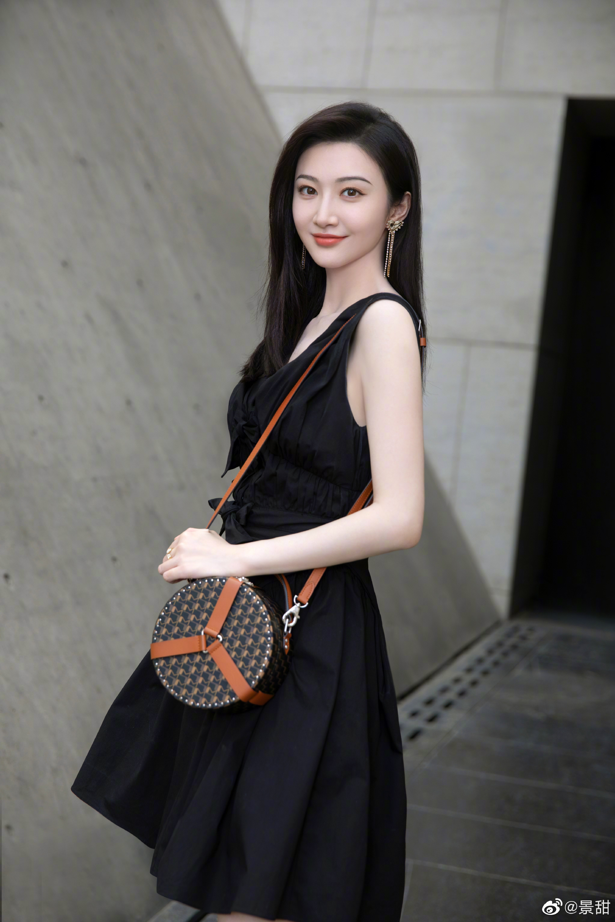 Jing Tian tans black deep V beautiful photos, cherish every moment in ...