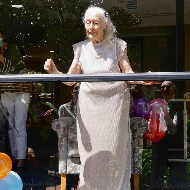 A legendary old lady, 107 years old, singing and dancing for a hundred ...