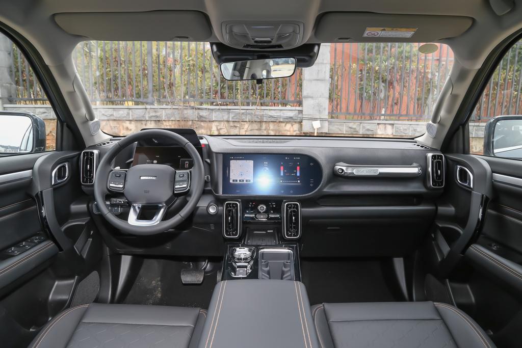 In terms of appearance, Haval Haval Big Dog adopts a very hard-line ...