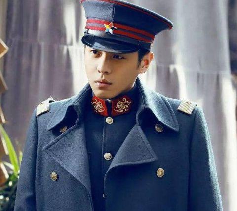 Male star "military uniform photo", Yang Yang is handsome, Chen Weiting ...