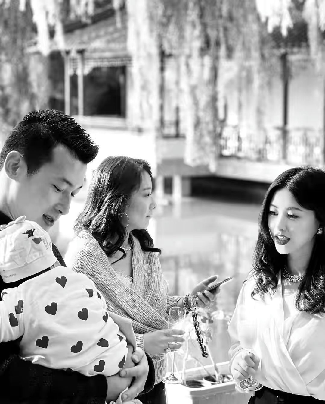 Zhu Zhu's husband posted a family portrait, held a baby and his wife ...