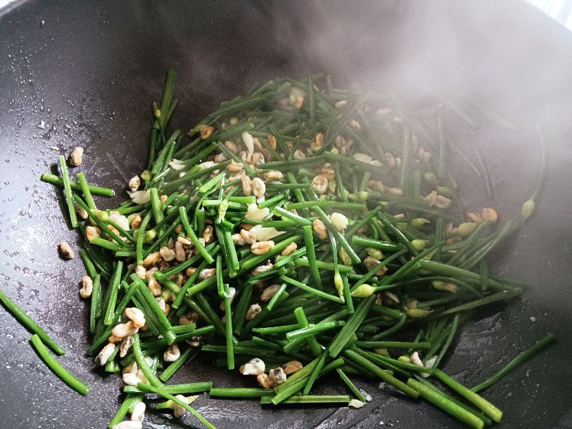 Stir-fried thin-shell rice with leek flowers, a characteristic quick ...