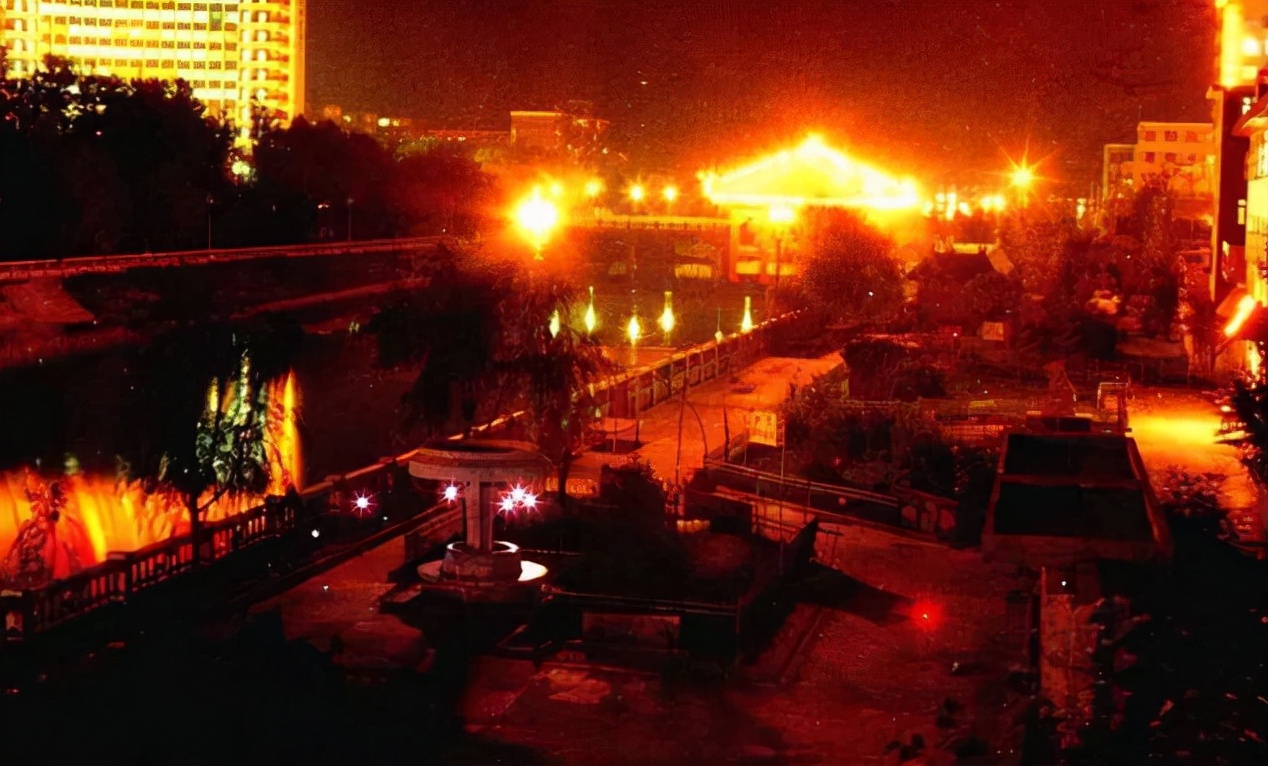 Old photos, the scene of Xining city in the 80s and 90s, look at the ...