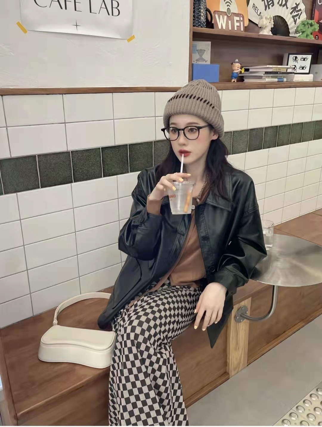 How to match black leather jackets to look good - iNEWS