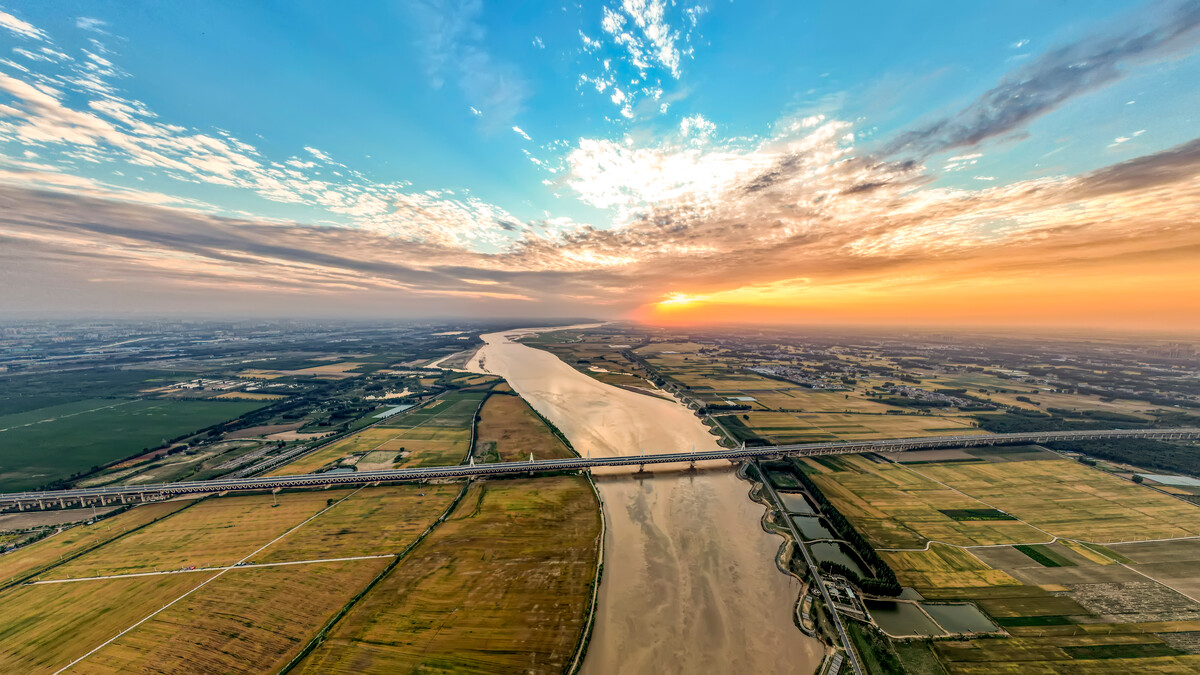 Why are the rivers curved?Could it be the problem of the river bed ...