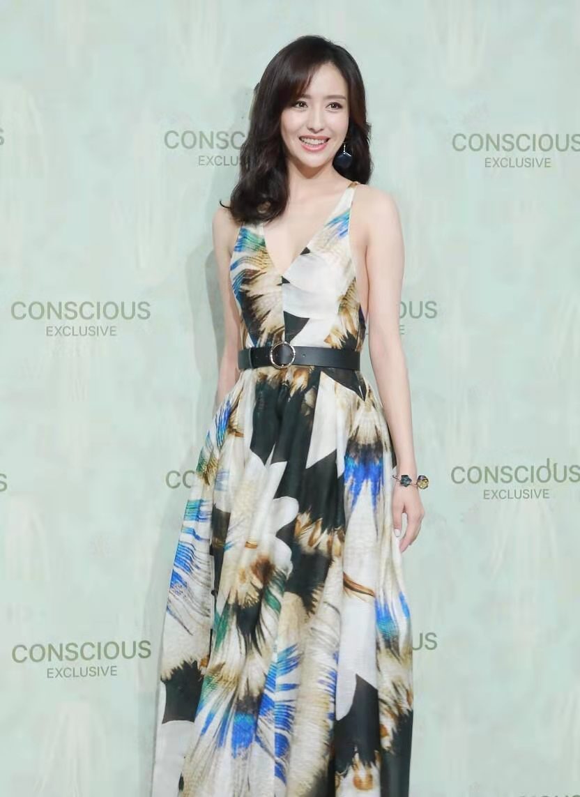 The sexy value is overflowing, the backless dress is really good - iNEWS