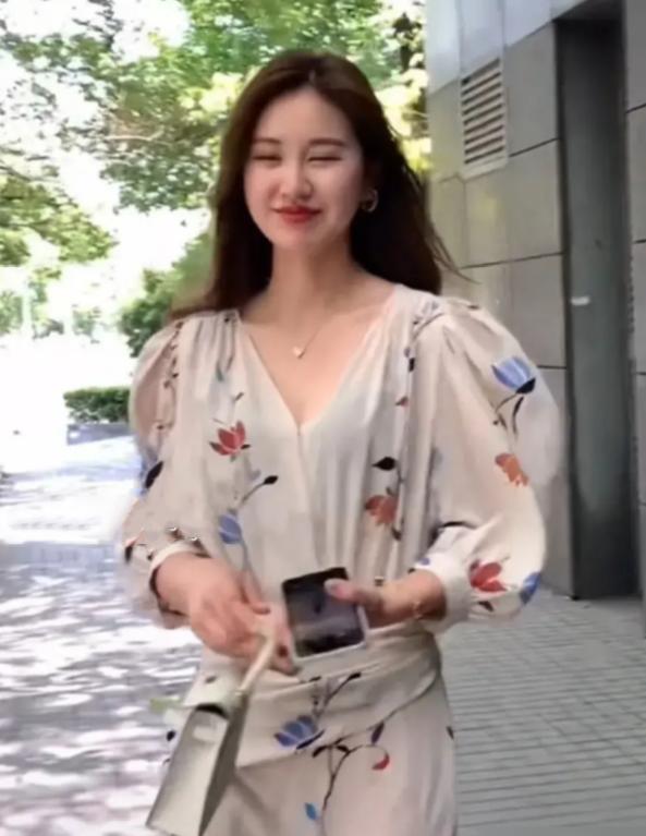 Remember Xiang Sixing's ex-boyfriend?He brought a new anchor and hit ...