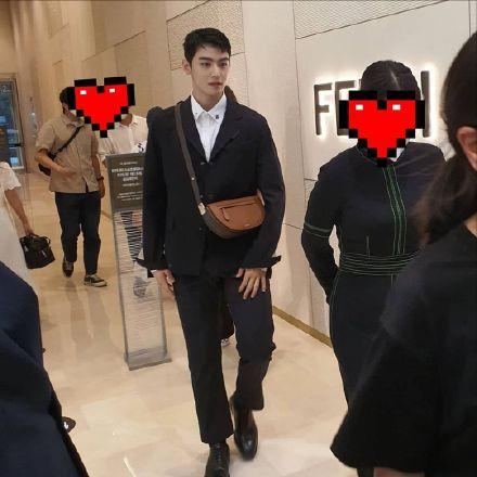 A recent photo of 24-year-old Che Yinyou: He was in a neat suit, and ...