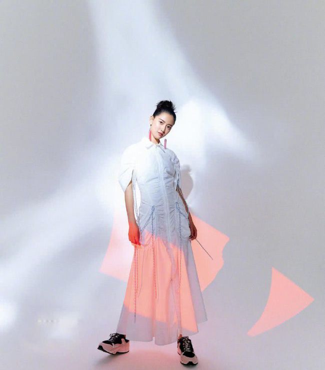 Yuqi Chen is on the cover of the magazine, with a changeable but ...