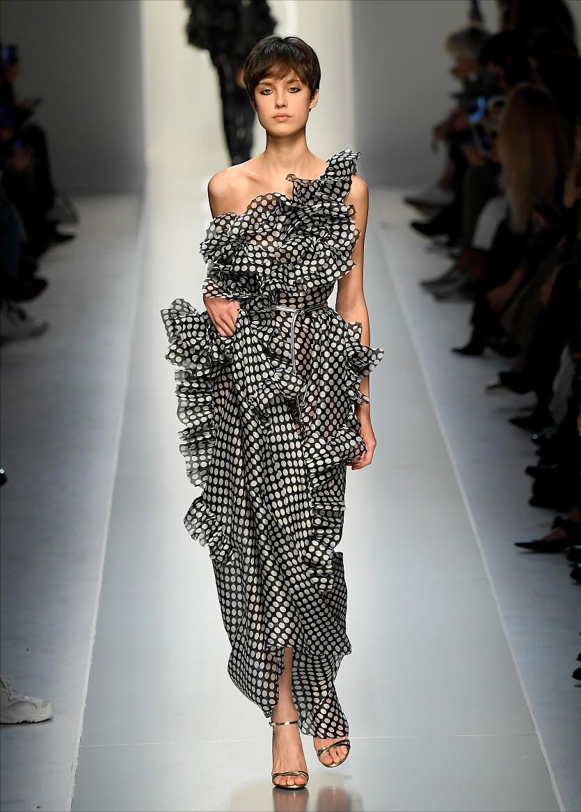 A slanted shoulder outfit that can be worn after Liqiu, capable and ...