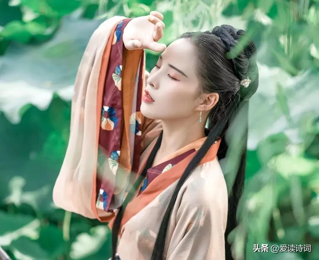 The spring in Du Fu's poems is the most moving but one sentence: "The ...