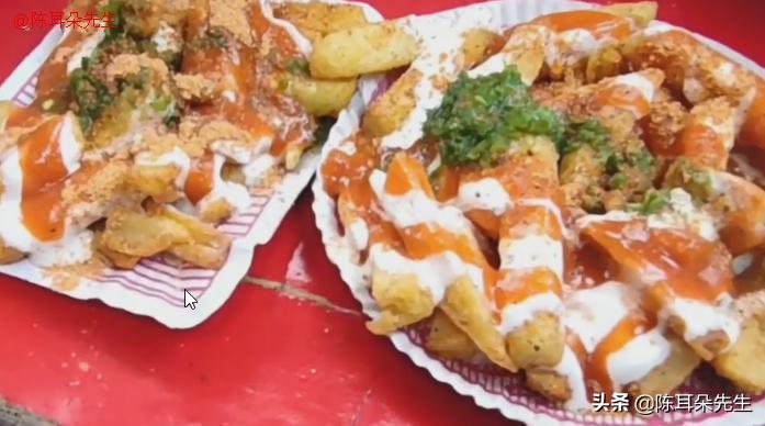 Afghan boy Tom sells French fries, his actions are skillful, the French ...