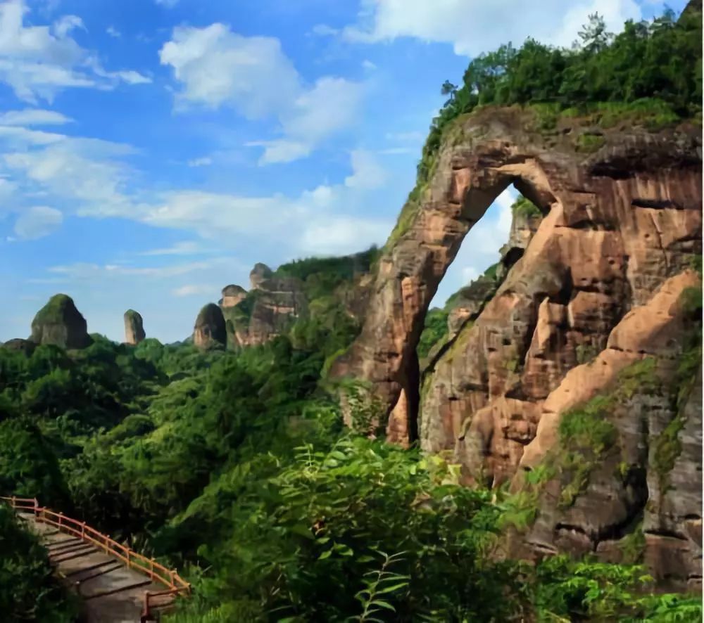 This mountain is called the Taoist Capital of China. Why have coffins ...