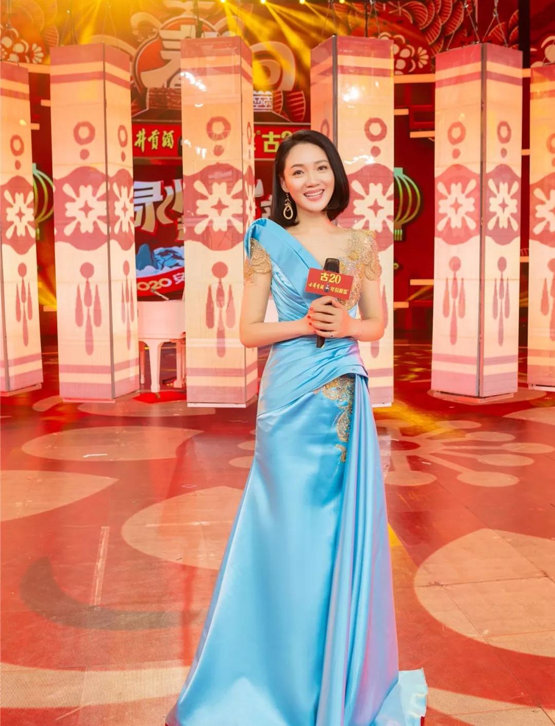 "Anhui Satellite TV Yeng" Zhou Qun, two styles after the front desk ...