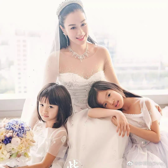 50-year-old Zhong Liti and her husband had a kiss at the airport, wearing tights and thick ...