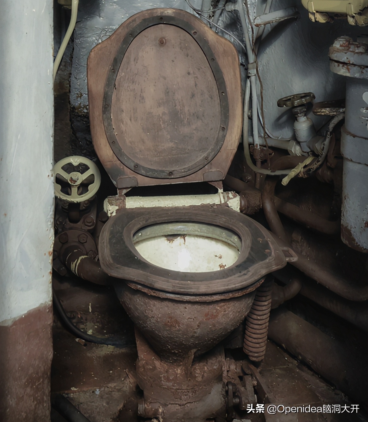 How exciting is it to go to the toilet in a submarine? The seabed is ...