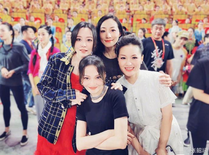 A group photo of Angela Chang and friend Weiqi Fan, Stefanie Sun, Wu ...