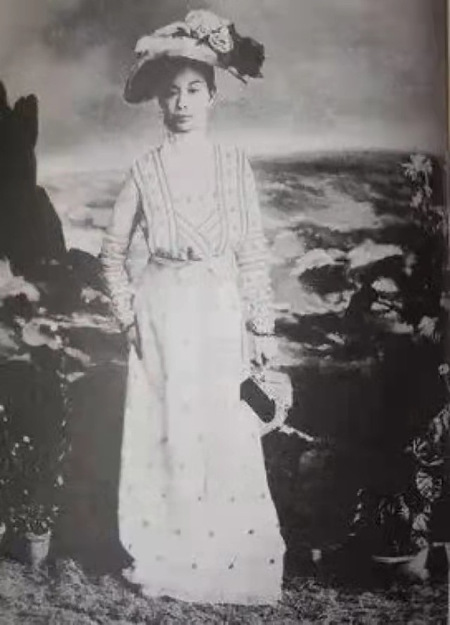 Lu Ying: She was born into a famous family but turned into a fertility ...