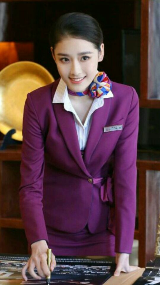 Beautiful actress Yang Qiru has a beautiful photo, a fuchsia suit with ...