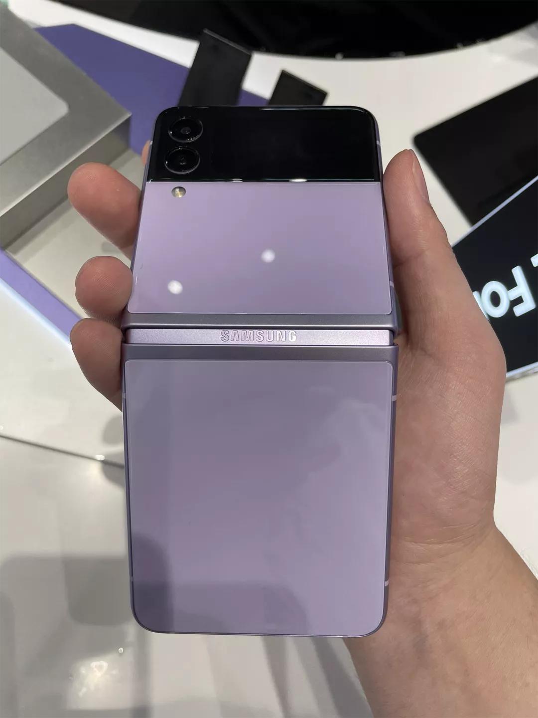 Head-to-head with Apple, what exactly does Samsung's flagship store on ...