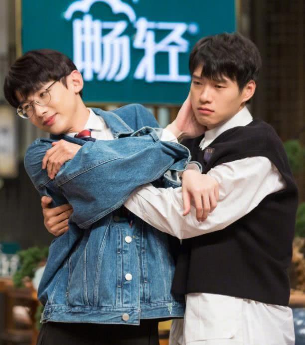 A close group photo of Bai Jingting and his friend Wang Jiaer, He Jiong ...