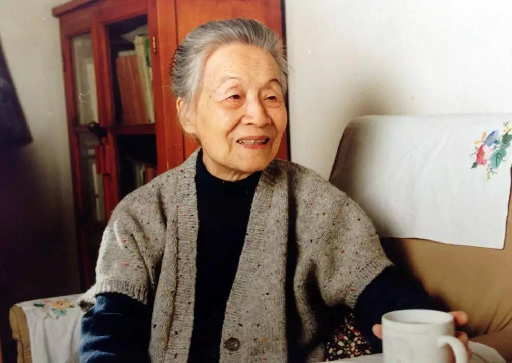 Yang Jiang: Zhang Ailing looks ugly and has "peanuts" all over her face ...