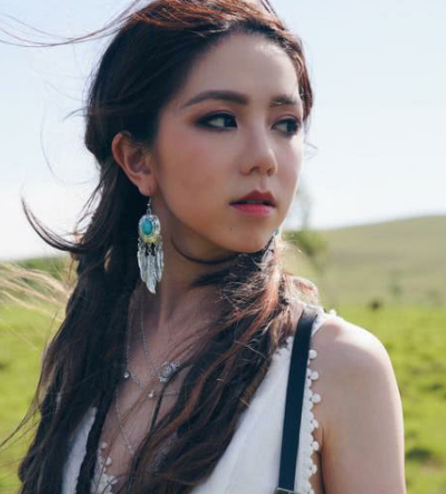 Deng Ziqi asked netizens to guess the title of the new song. After ...