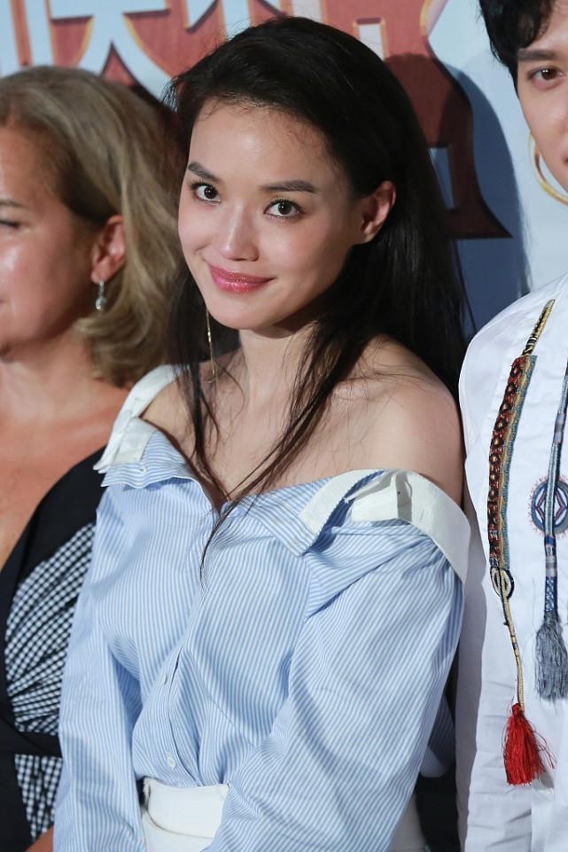 Shu Qi's figure is well managed, her delicate collarbone is ...