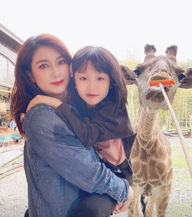 Hong Xin took her daughter out to play, 7-year-old Tongtong is tall and ...