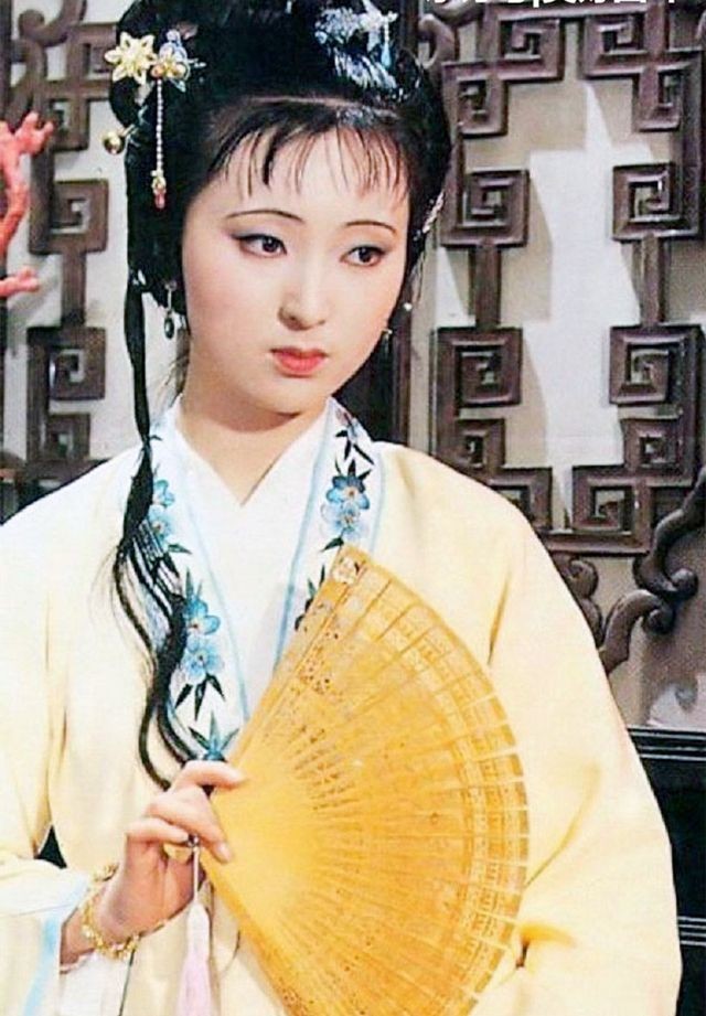 "Sister Lin" Chen Xiaoxu's tomb: surrounded by flowers, white marble statues make people feel ...