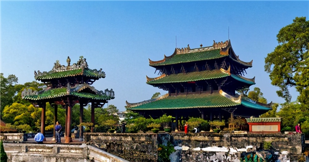 Guangxi Zhenwu Pavilion has 4 pillars hanging in the air, standing for ...