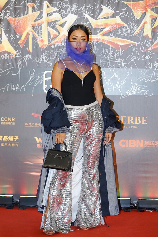 Jike Junyi is indeed a black pearl, a sequined suit, it can show a ...