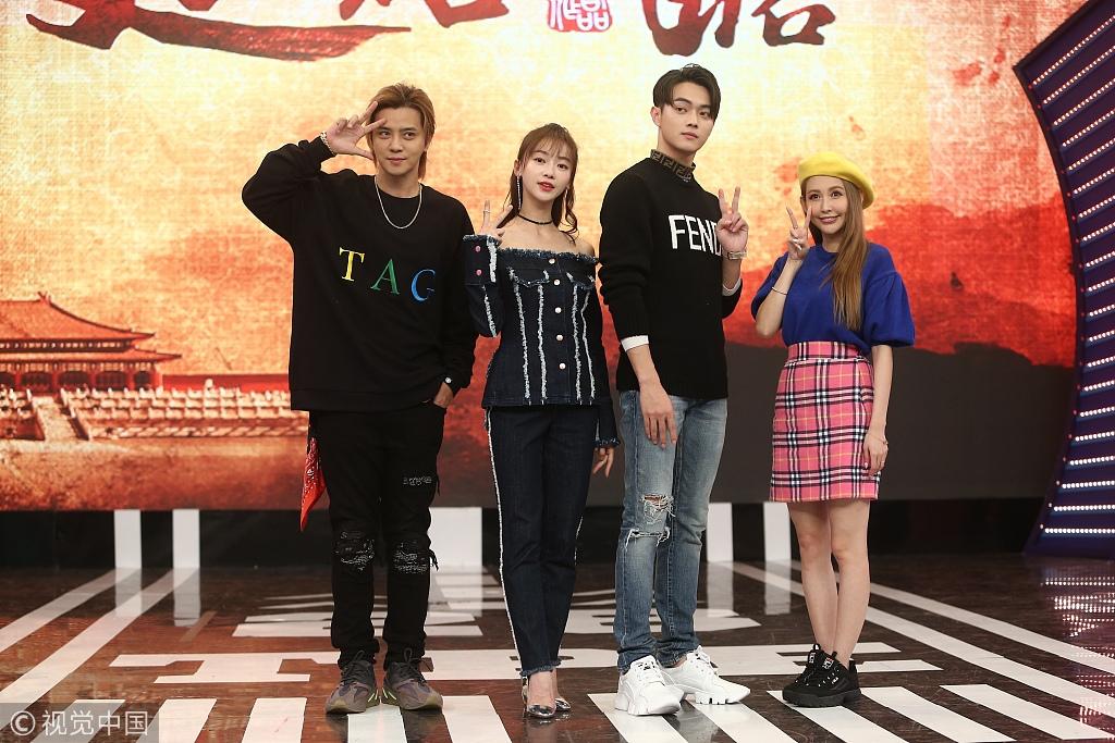 A group photo of Xu Kai and his friend Wu Jinyan, White Deer, Li Zefeng ...