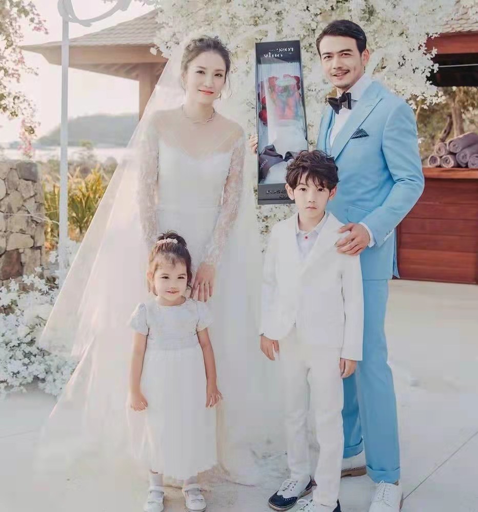 Yang Shuo's daughter puts lipstick on her elder brother. Isn't the ...