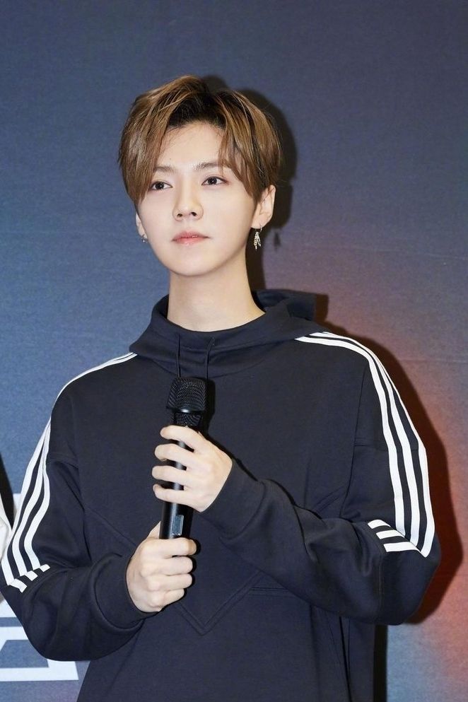 Lu Han hasn't been out of his family by paparazzi for ten years since ...