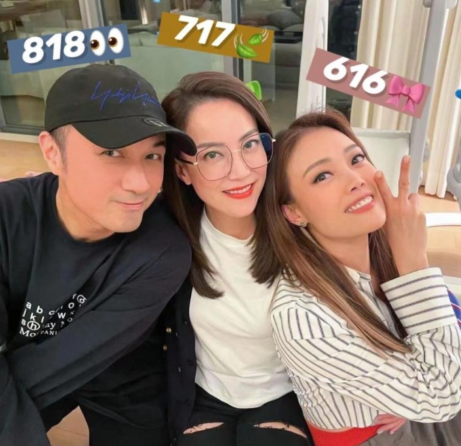 Joey Yung visits Mr. Ku and his son, and the three take pictures in a harmonious atmosphere. The ...