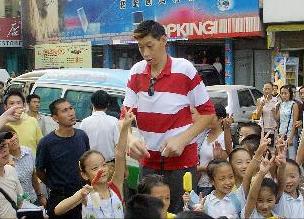 China's first male giant Wang Fengjun: 2.55 meters tall, a head taller ...
