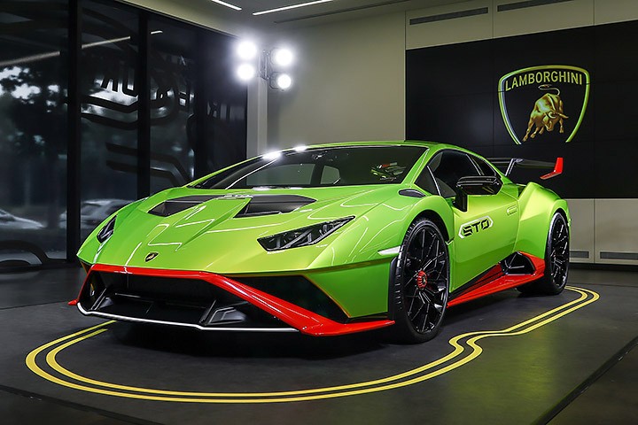 Real shot Lamborghini Huracán STO, the strongest Mavericks - iNEWS