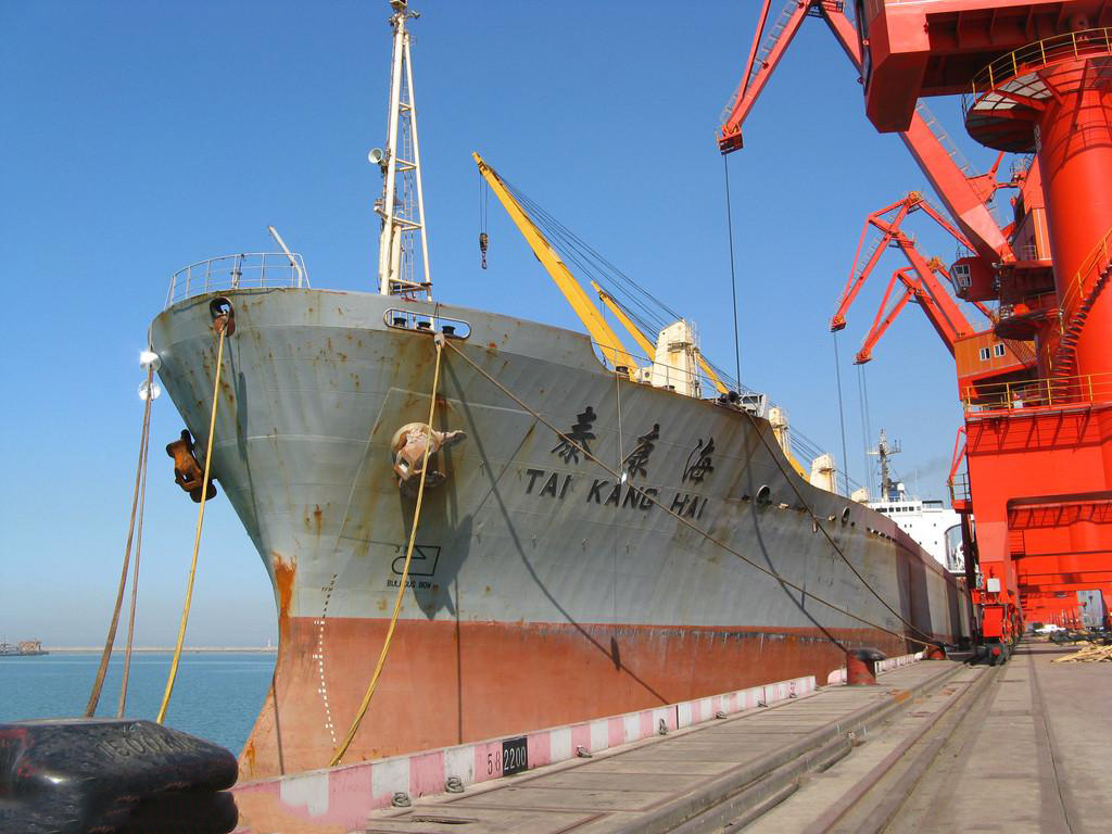 In order to protect the hull from corrosion, Chinese ships painted and ...