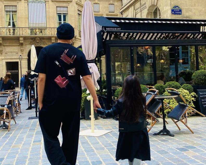 Jay Chou and Kun Ling watched the Messi match in Paris, before the game ...