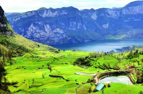 Choose a sunny day to start camping on the Yadian River by the Dongfeng ...