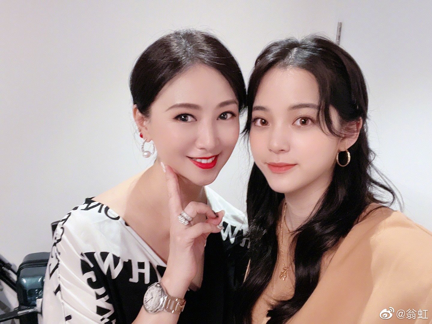 The three of Weng Hong's family made their first appearance in a gang ...