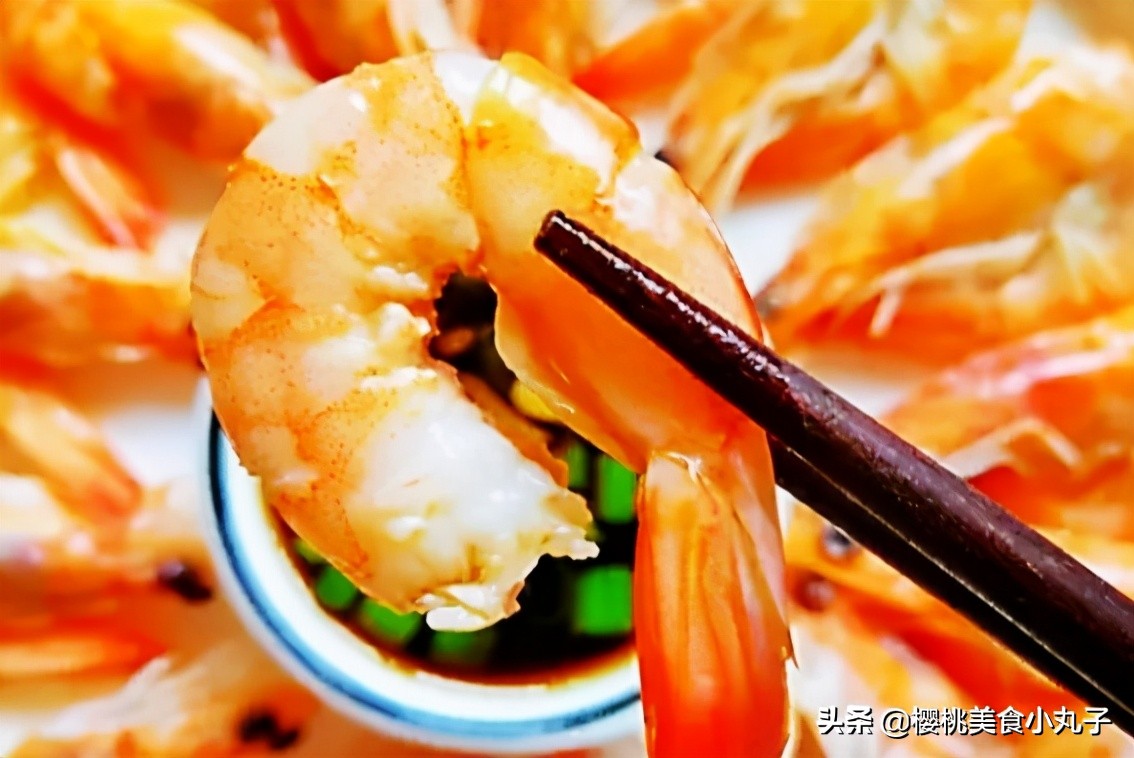 When cooking prawns, it's wrong to open an underwater pot. The chef ...