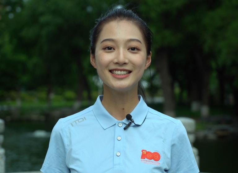 Feng Lin, the school flower, became popular because of her "leading ...