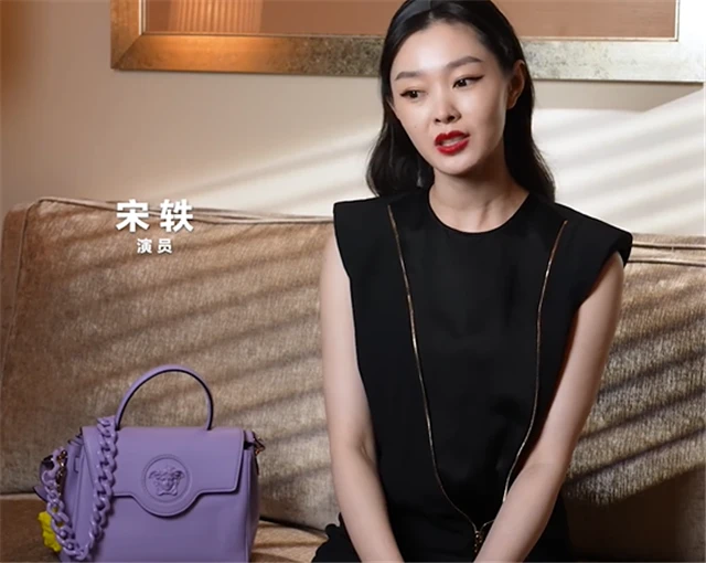 Yu Shuang and Song Yi appeared in the interview, and his appearance was ...