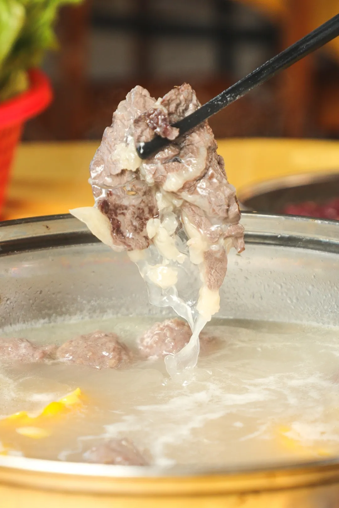 There is a beef shop in Wudong, Jiangmen that is famous for large-scale ...